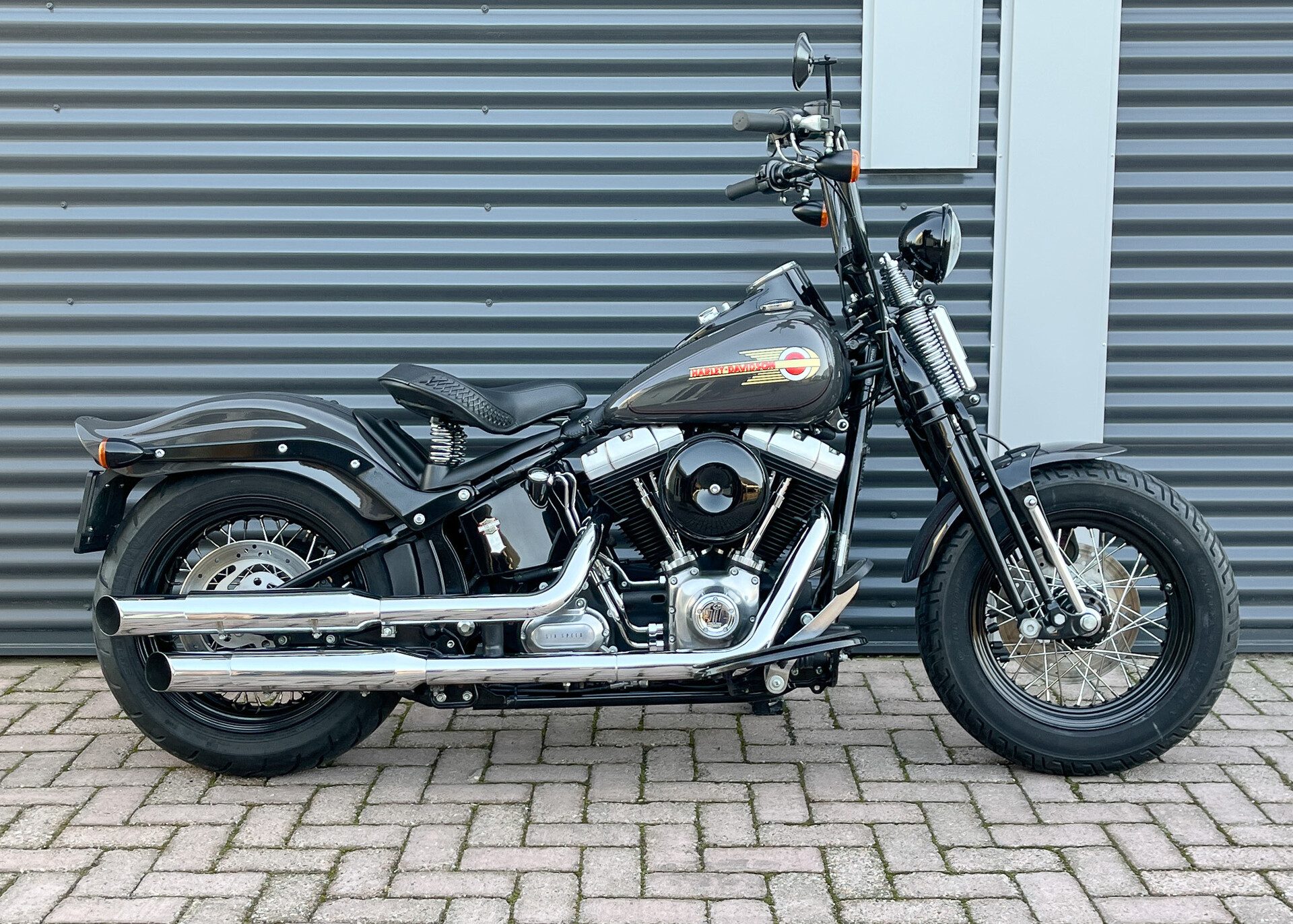 Crossbone 2008 FXSTSB custom paint - South East Motorcycles