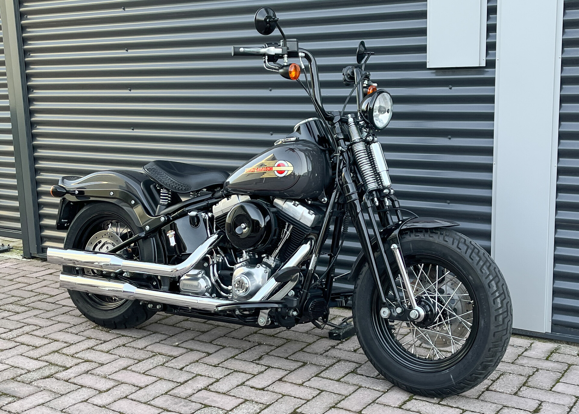 Crossbone 2008 FXSTSB custom paint - South East Motorcycles